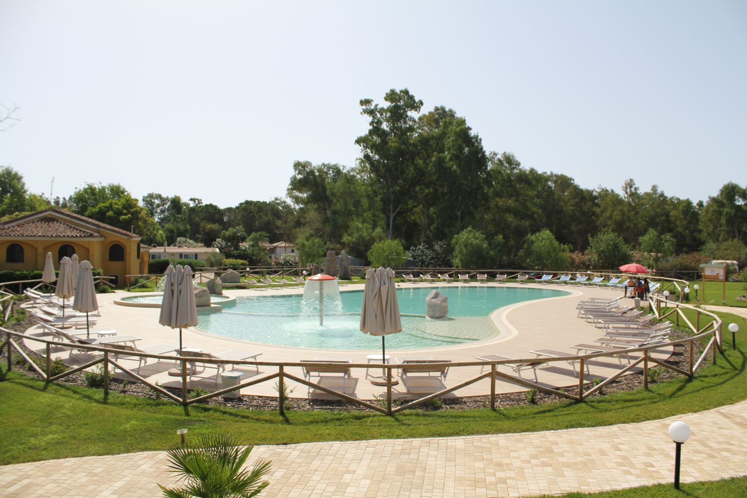 Restaurant & Swimming pool on the Sardinian sea
